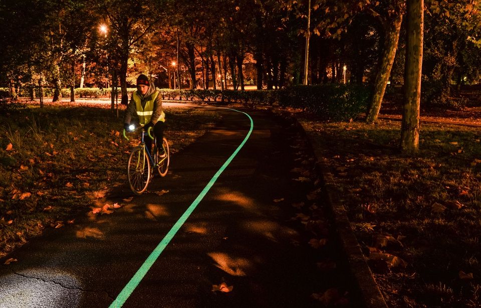 A luminescent road inaugurated on a bicycle path